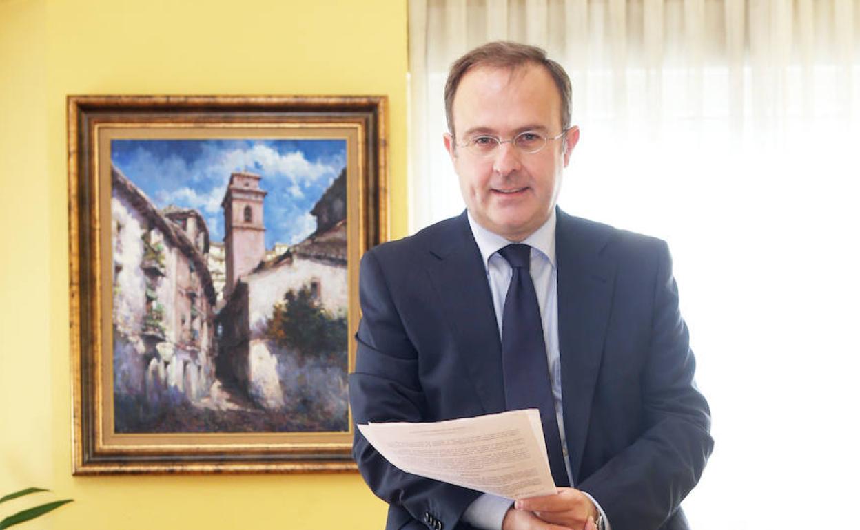 El jurista Javier Junceda publica el ensayo 'Tiempos revueltos' | El Comercio: Diario de Asturias